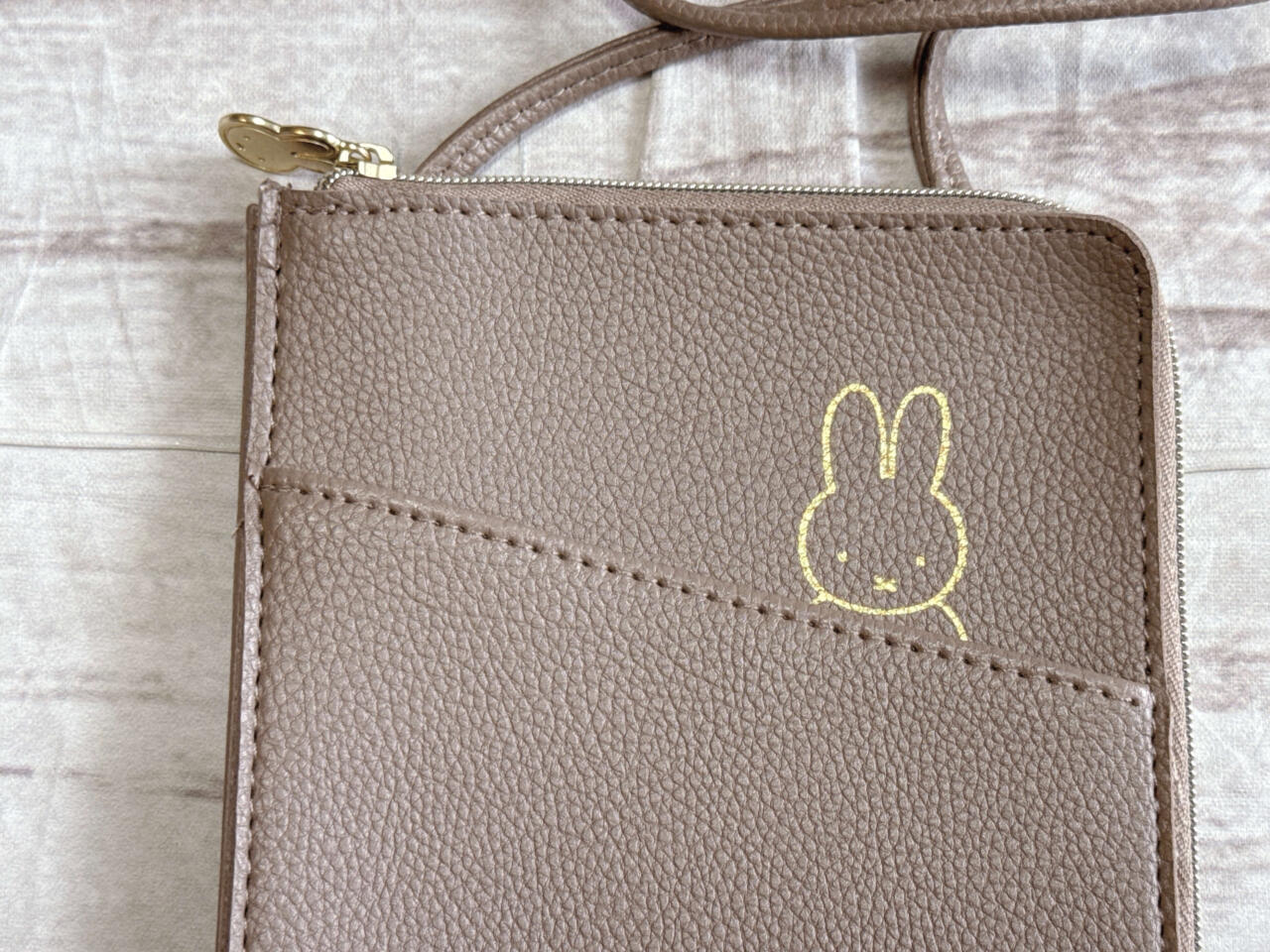 ミッフィーの大人かわいい雑誌付録でたよ！高級感たっぷりな「カード＆コインケース付きマルチポシェット」（1/2） - mimot.(ミモット)