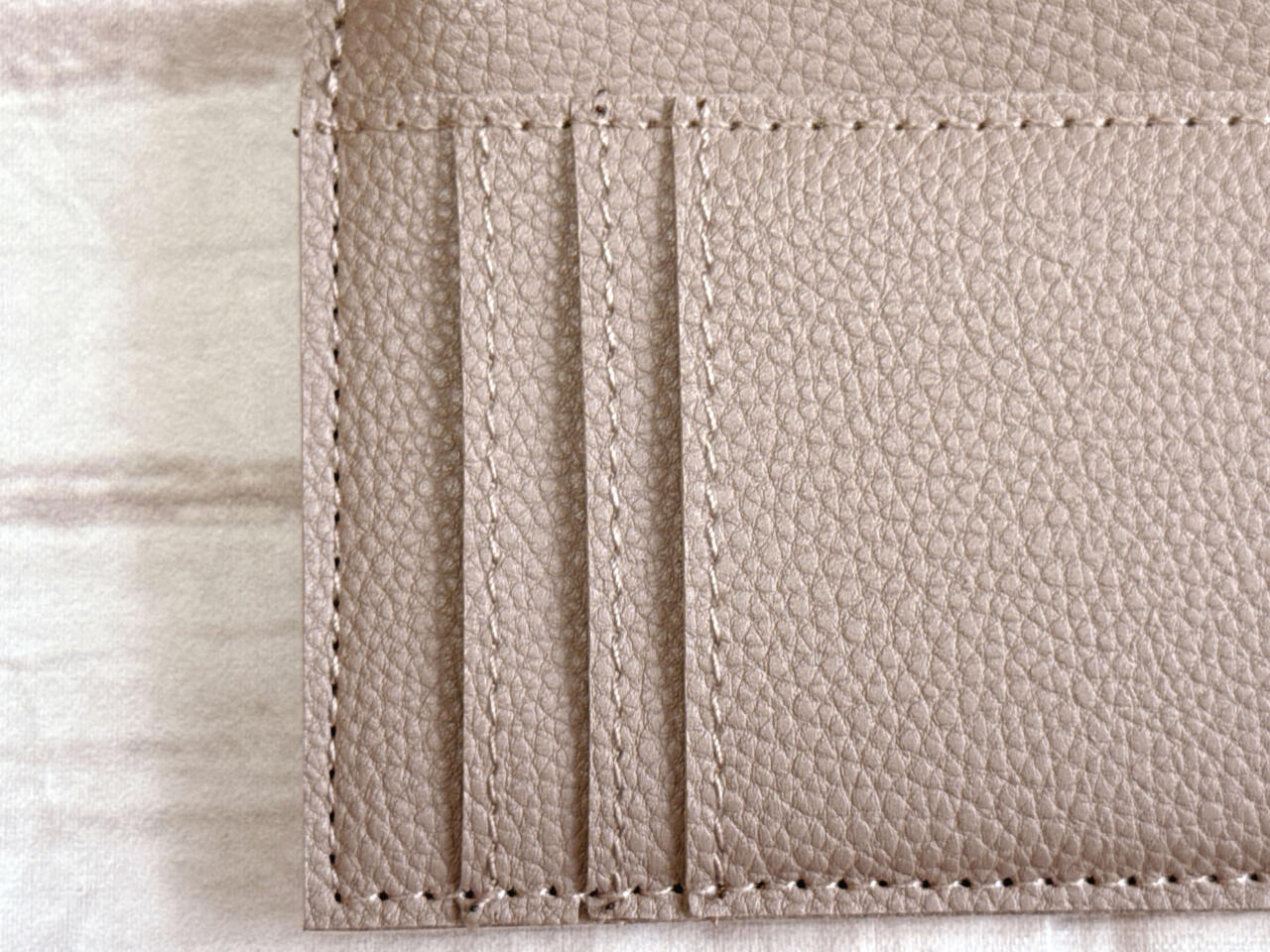 ミッフィーの大人かわいい雑誌付録でたよ！高級感たっぷりな「カード＆コインケース付きマルチポシェット」（写真 10/32） - mimot.(ミモット)