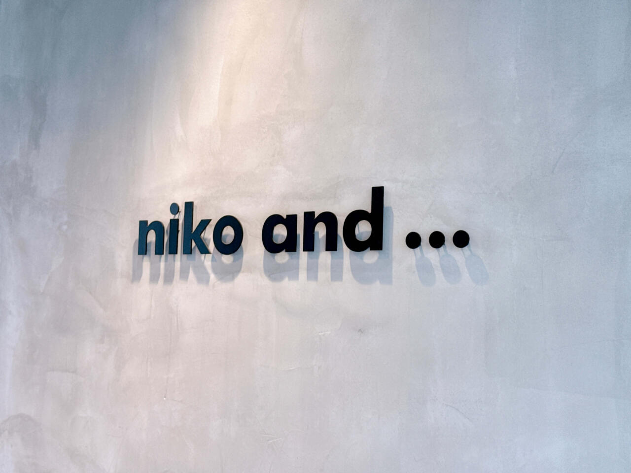 【niko and ...新作】1泊分の荷物も入る大容量トート！軽量＆便利でロゴテープもかわいい♪（写真 22/22） - mimot.(ミモット)