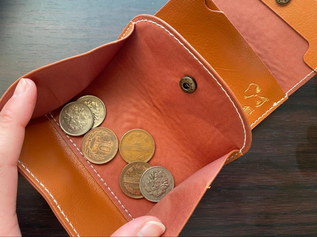 【PEANUTS】小さくても機能性バッチリ！「スヌーピーのミニ財布」おすすめはキャメル！ローソンで見つけてね♪（写真 5/17） - mimot.(ミモット)