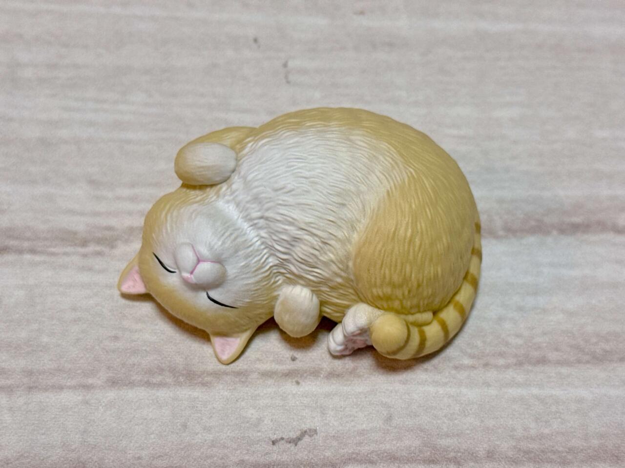 このソフビ可愛すぎる～！クセになりそうな触り心地「もっちりころりん♪ ねこ」がたまらない！（写真 12/27） - mimot.(ミモット)