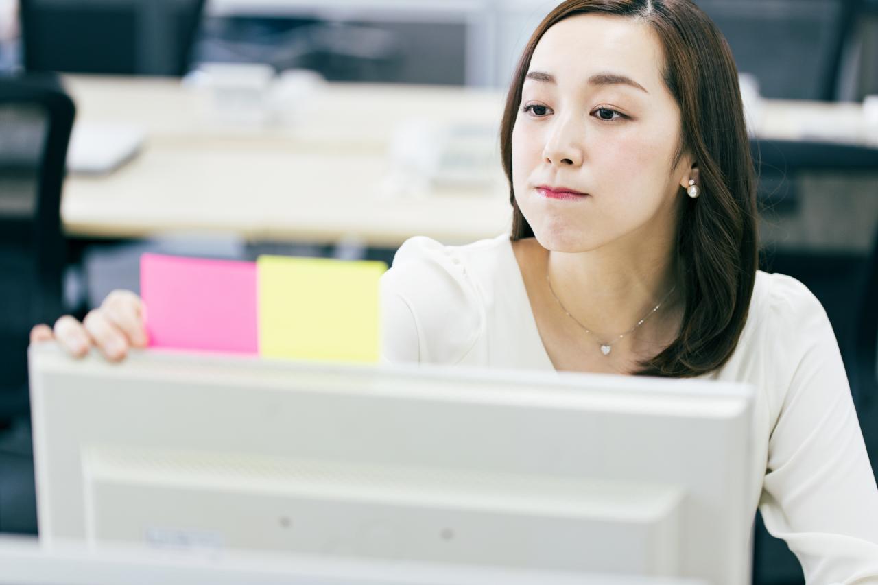 やりすぎないがコツ!?「友達以上 恋人未満」の男性をハラハラさせるモテ行動 #4「〇〇さんへ」（1/2） - mimot.(ミモット)