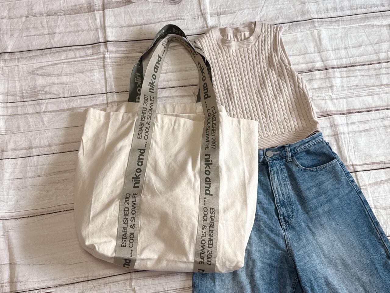 【niko and ...新作】1泊分の荷物も入る大容量トート！軽量＆便利でロゴテープもかわいい♪（写真 19/22） - mimot.(ミモット)