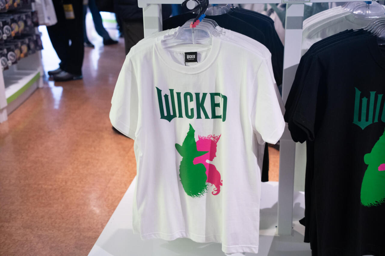 【USJ】2人の魔女に会えるのは日本でここだけ！『ウィキッド』グッズが豪華すぎ♪（写真 9/40） - mimot.(ミモット)