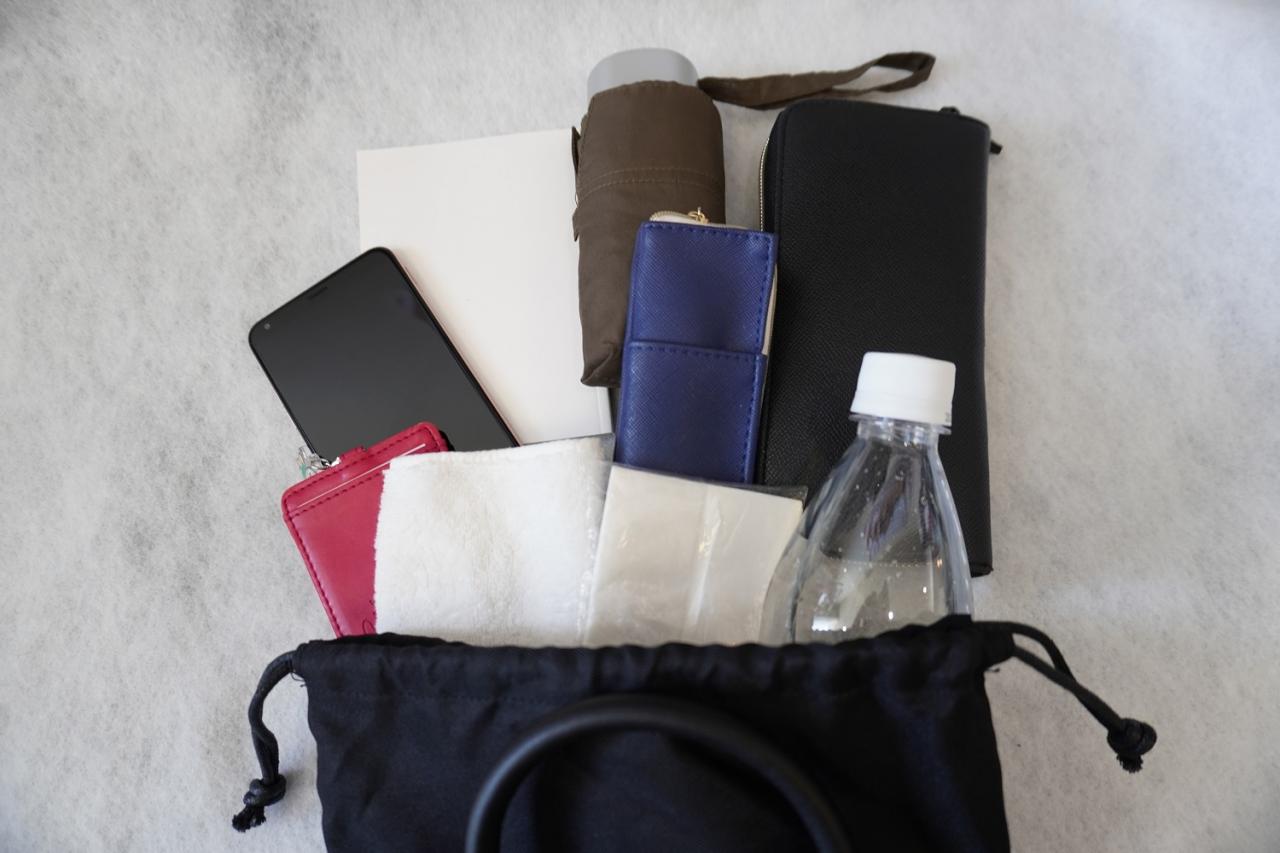 【KBF】高見えする「黒のショルダーバッグ」ペットボトル＆長財布も入っちゃう♪（付録レビュー）（1/5） - mimot.(ミモット)